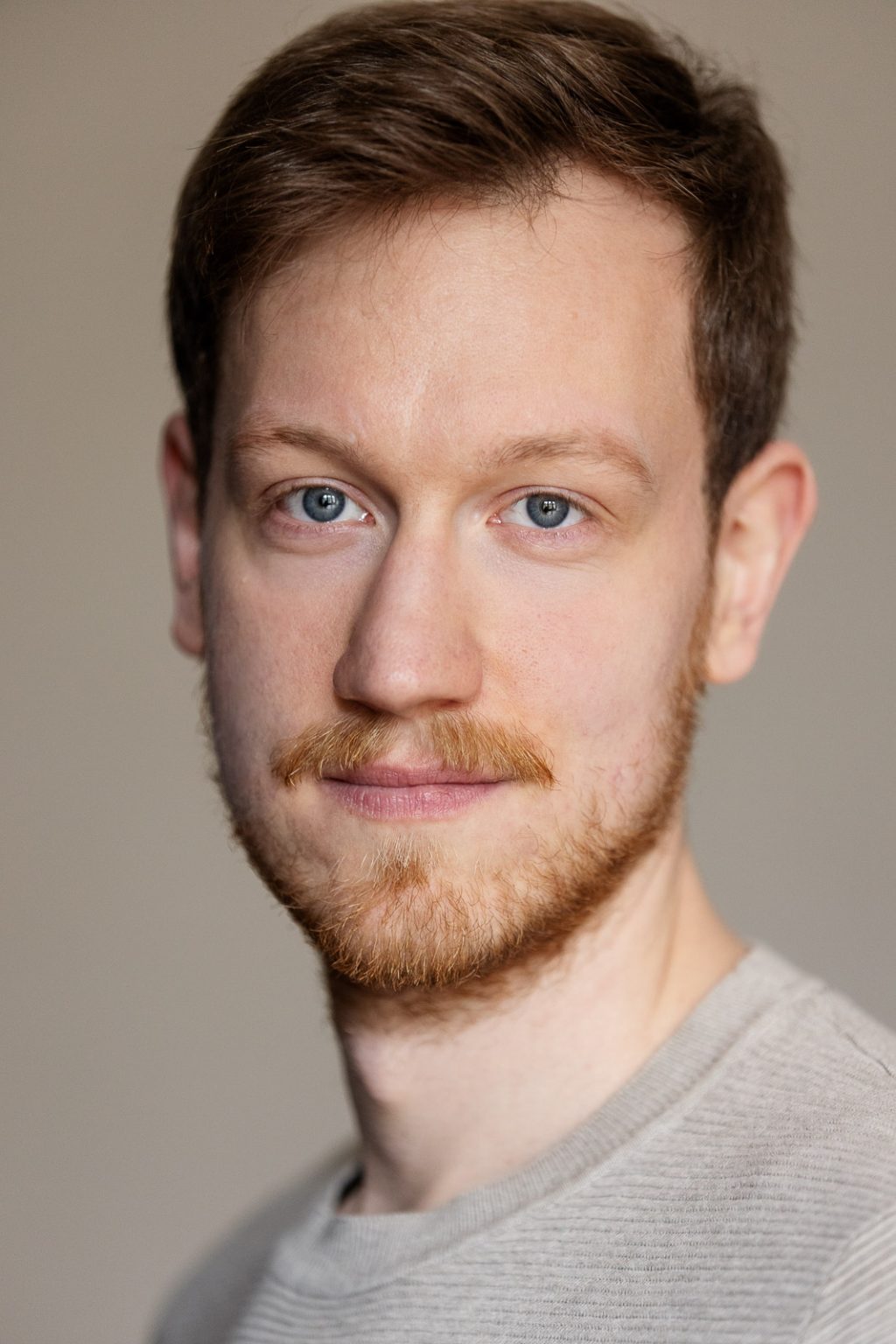 Marcel Frank: Premiere mit „Wüste, Würste, Würde“ – ETI Schauspielschule Berlin